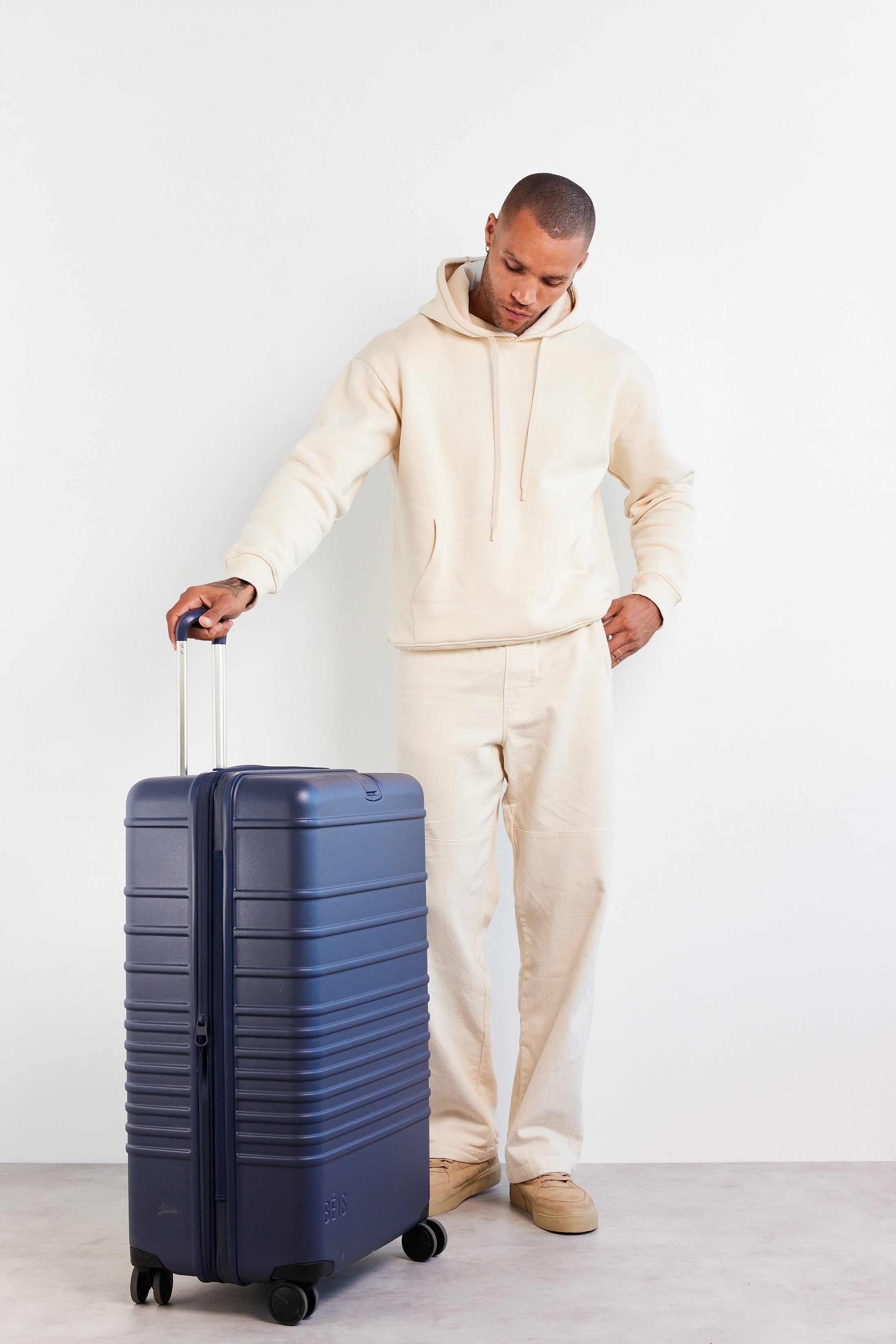 BÉIS 'The Large Check-In Roller' in Navy - 29 inch Navy Checked ...