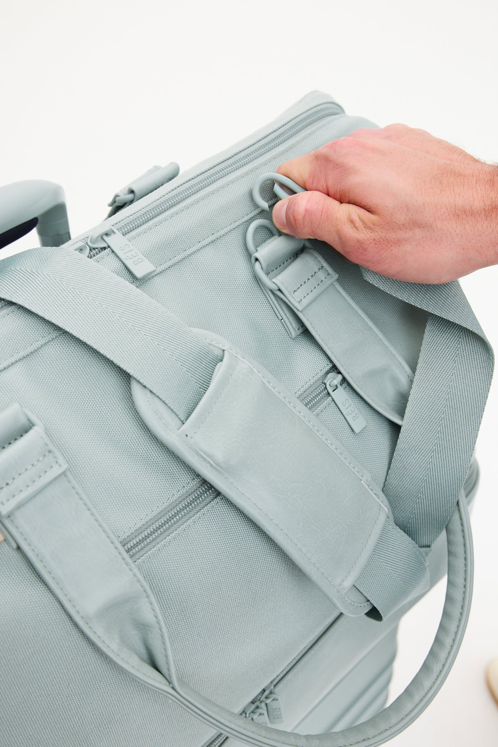 BÉIS 'The Weekender' in Slate - Overnight & Weekend Bag For Travel In ...