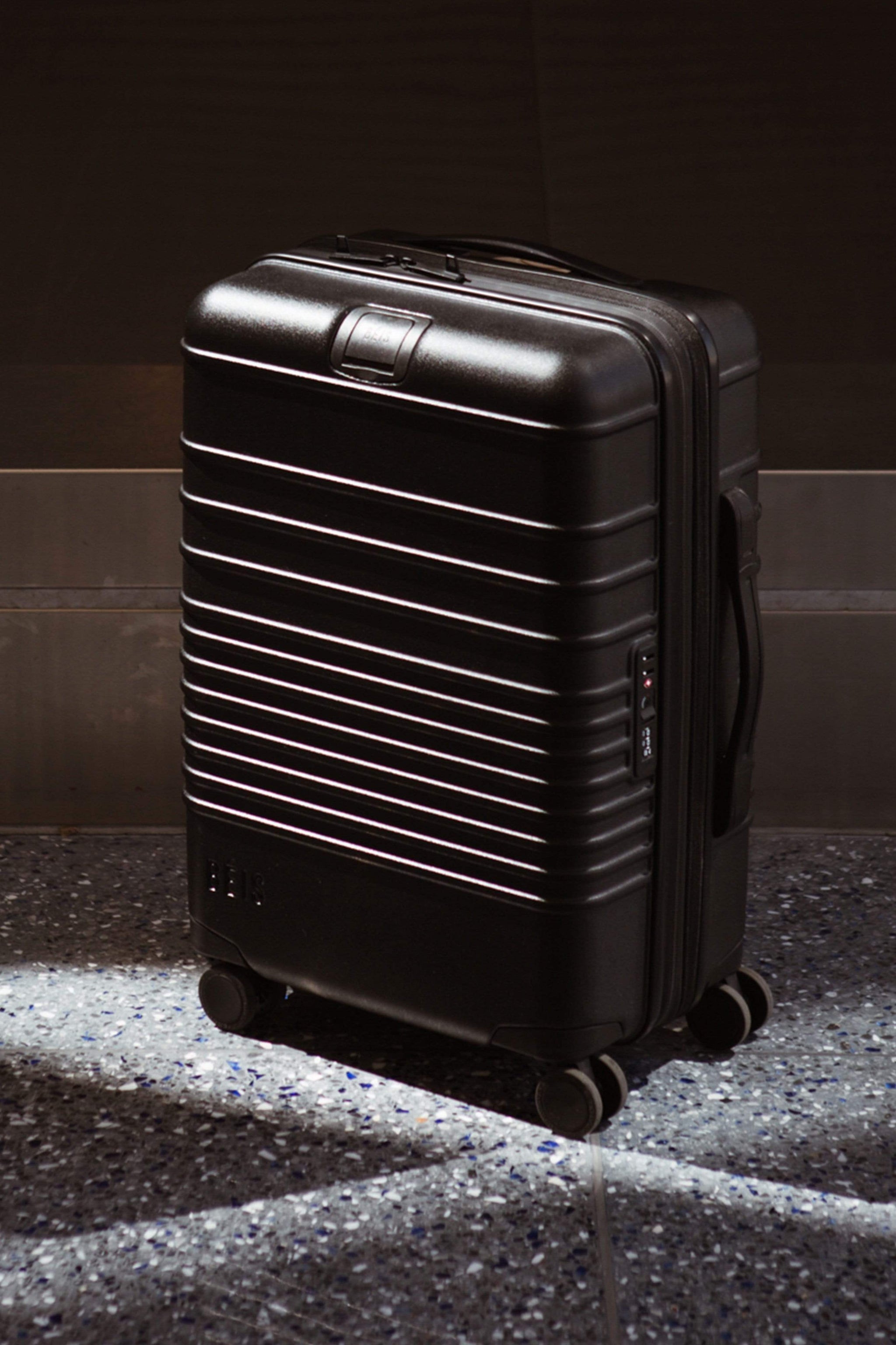 BÉIS 'The Carry-On Roller' in Black | BÉIS Travel UK